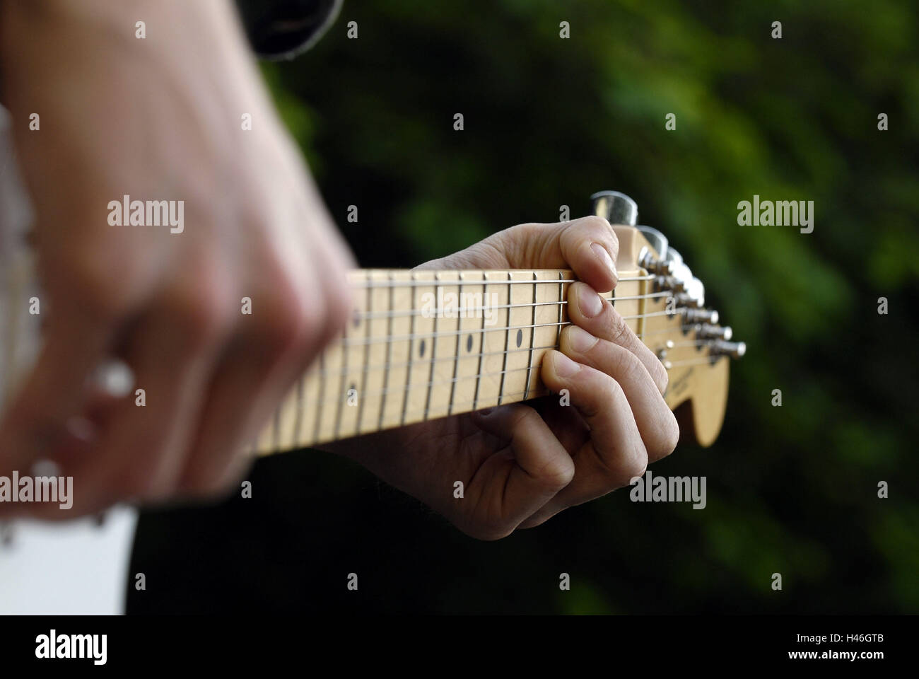 Hands, guitar, detail Stock Photo - Alamy