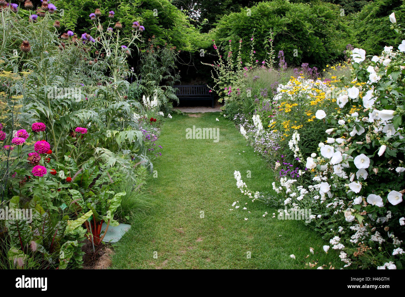 Garden path way hi-res stock photography and images - Alamy