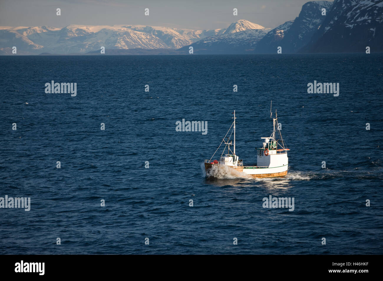 Norway, Troms, Groetsund, fishing trawler, mountains, Iddon Jarga ...
