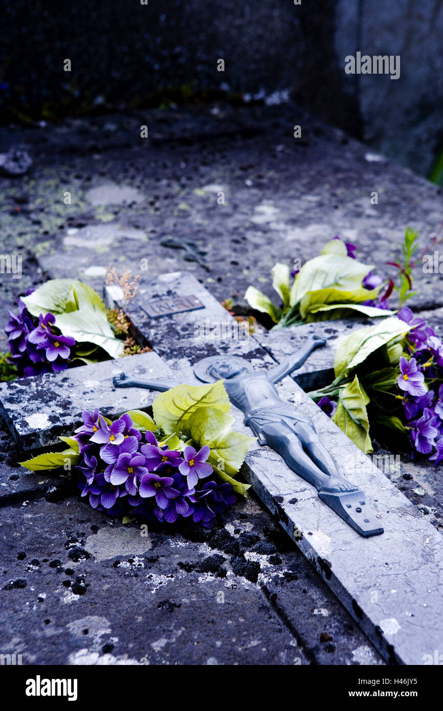 Floral crucifix hi-res stock photography and images - Alamy