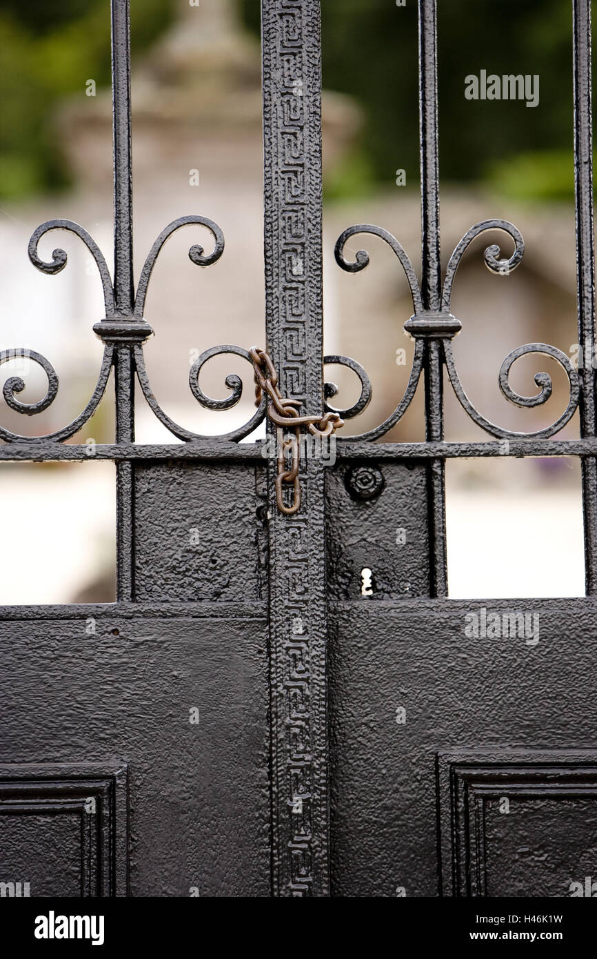 Iron gate, closed, iron chain, detail Stock Photo - Alamy
