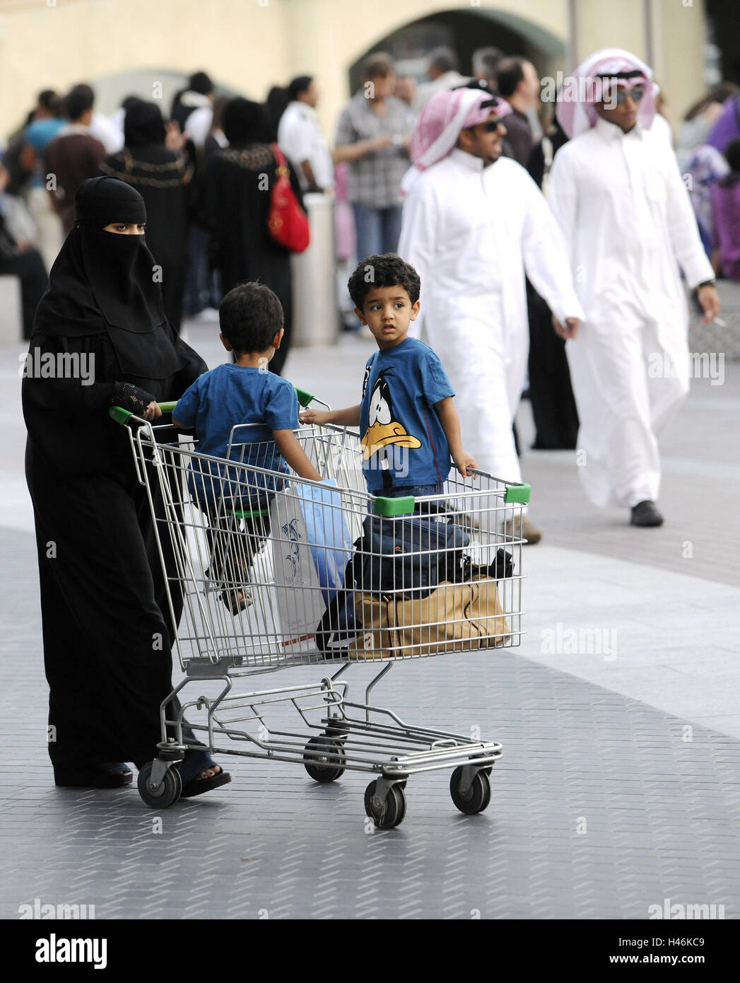Woman, children, shopping carts, men, Dubai, United Arab Emirates Stock ...