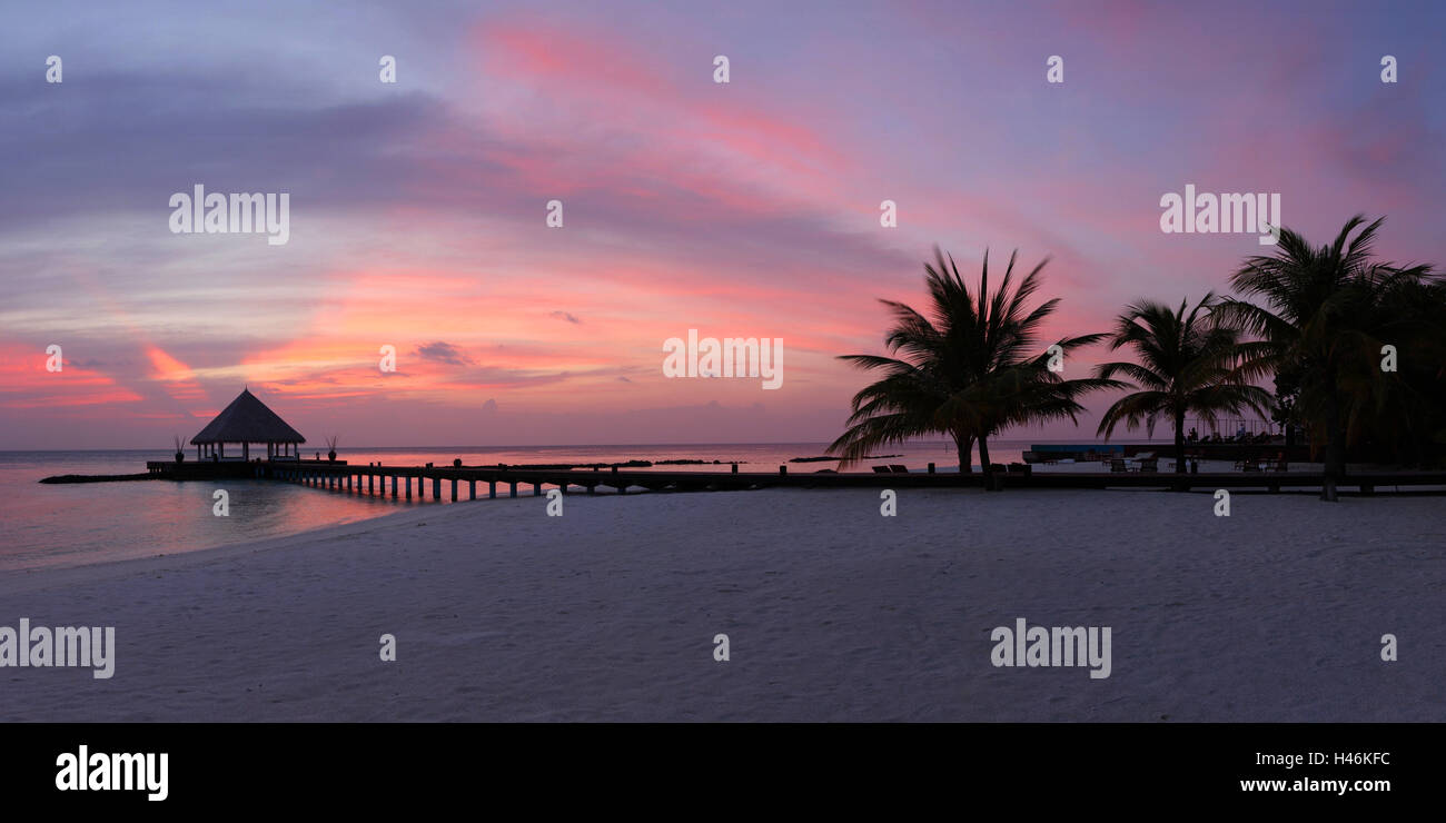 Beach, bridge, palms, the Maldives, Indian Ocean, evening light Stock ...
