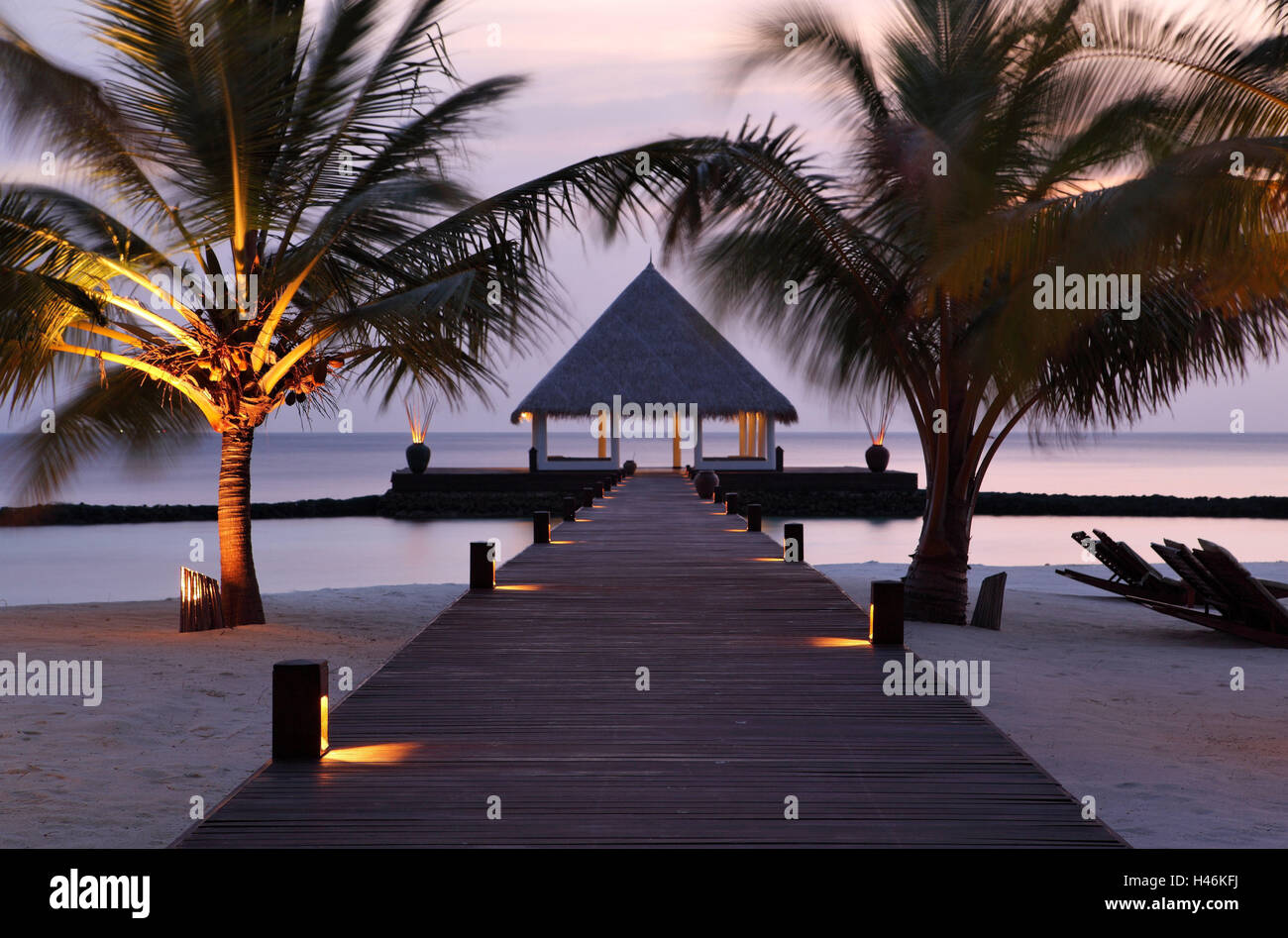 Beach, bridge, palms, the Maldives, Indian ocean, evening light Stock ...