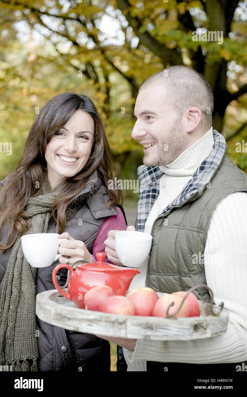 Happy couple, tea and apples in autumn Stock Photo - Alamy