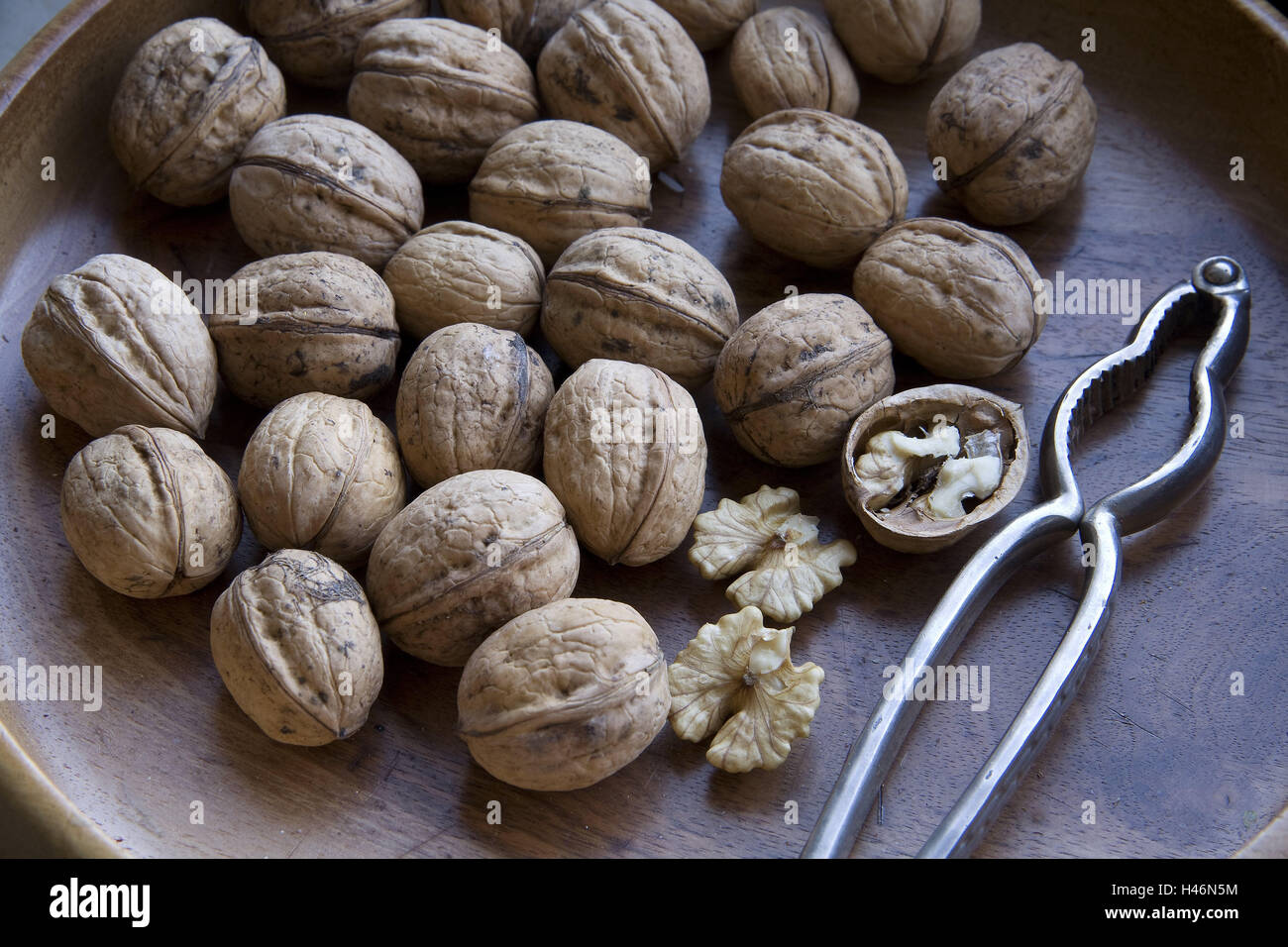How to crack nuts hi-res stock photography and images - Alamy