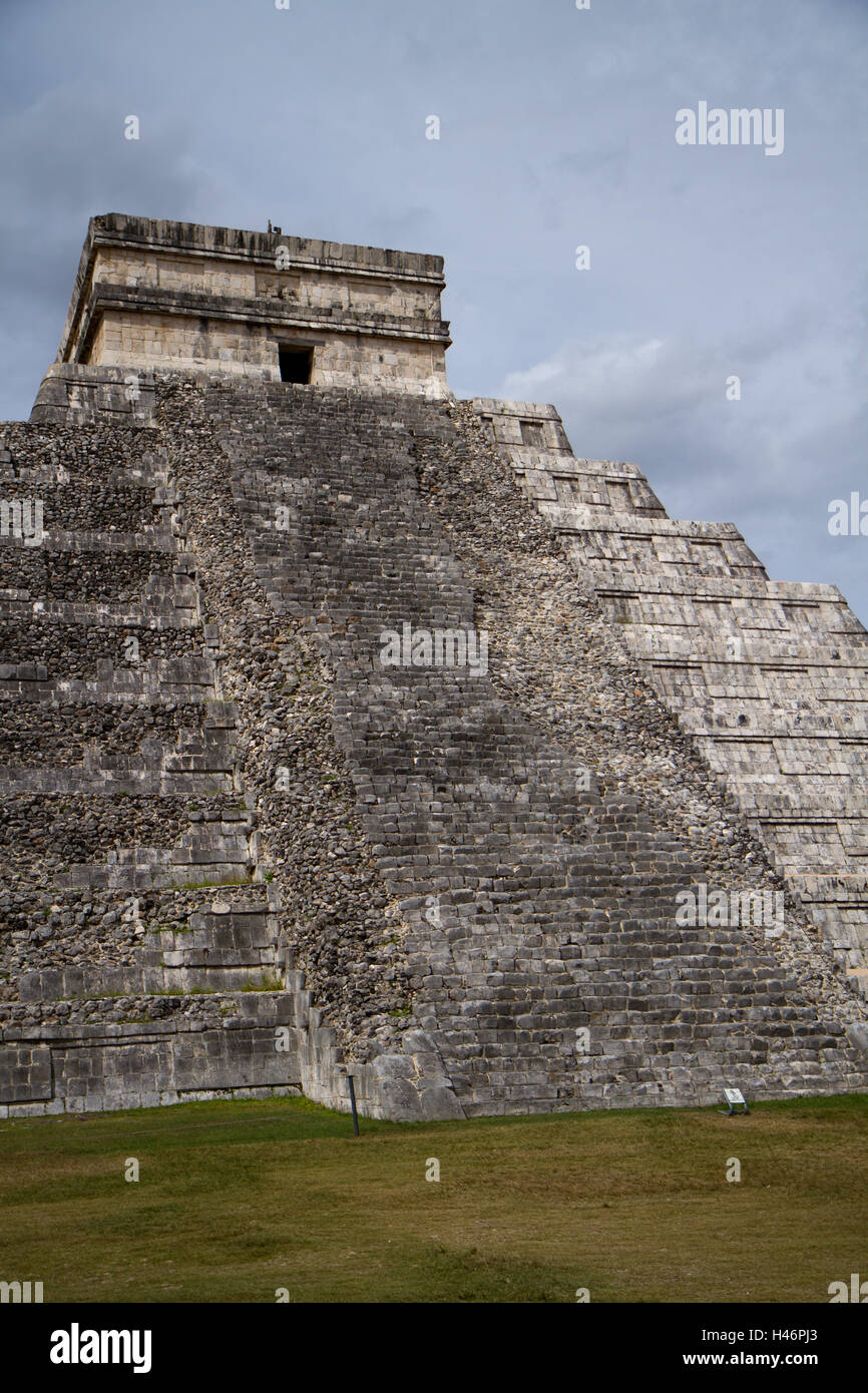 pyramids of chichen itza in yucant in south of mexico Stock Photo - Alamy