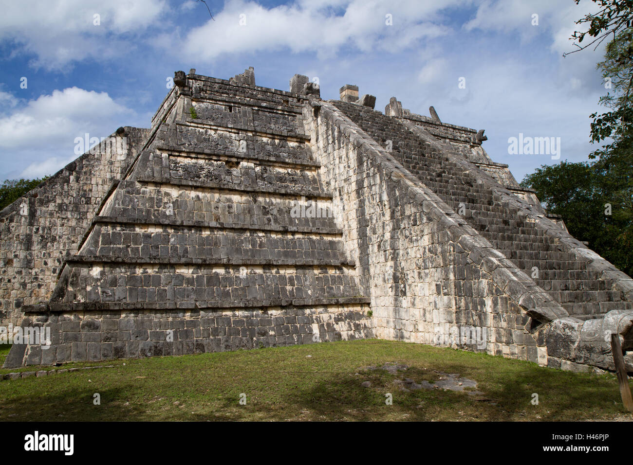 pyramids of chichen itza in yucant in south of mexico Stock Photo - Alamy