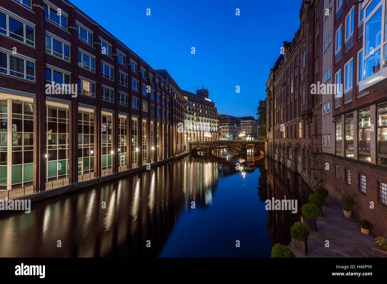 Alsterfleet at night, Hamburg, Germany Stock Photo - Alamy
