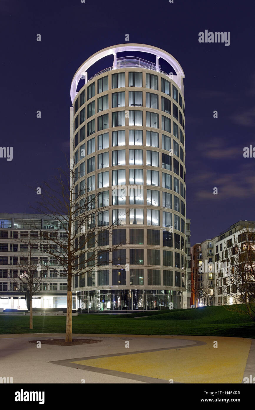 Office building plaza hi-res stock photography and images - Alamy