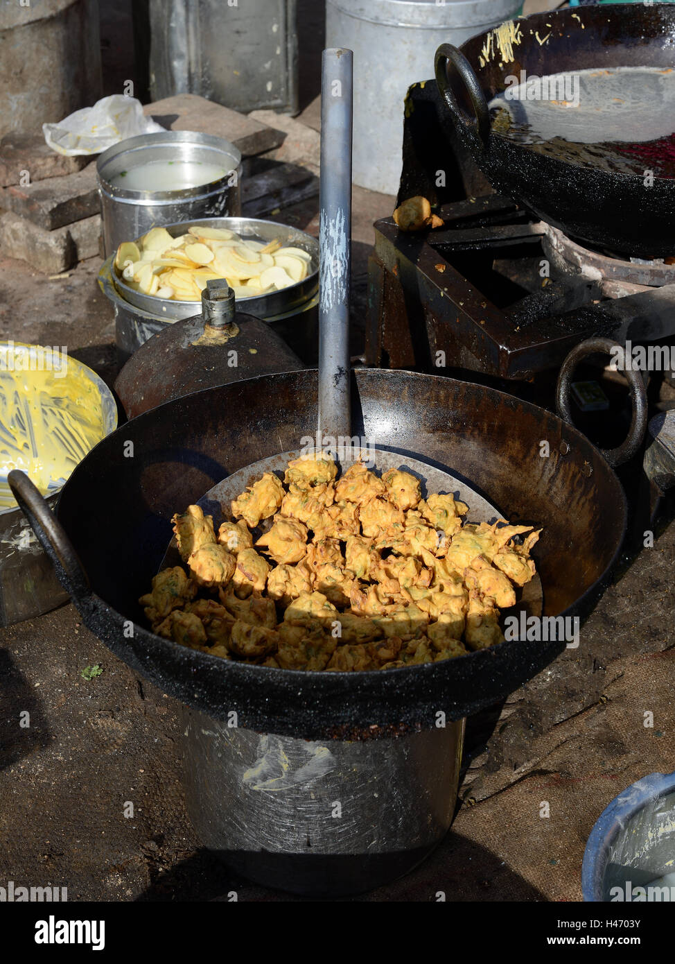 Deep fried indian snacks hi-res stock photography and images - Alamy