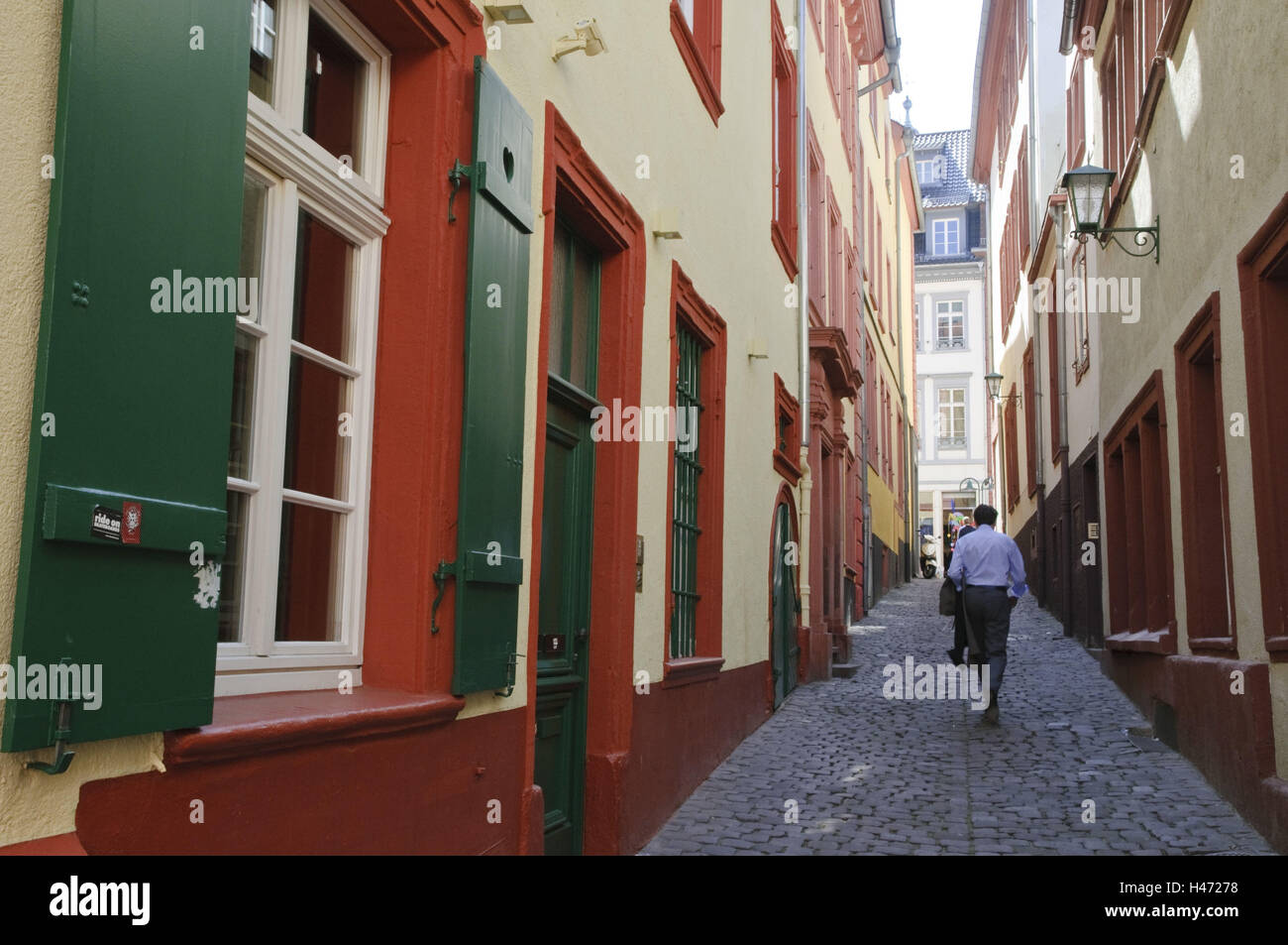 Old narrow lane hi-res stock photography and images - Alamy