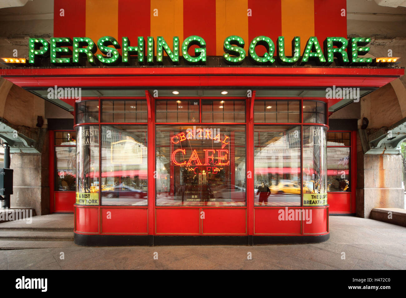 USA, New York City, Manhattan, Central Station, Pershing Square, cafe ...