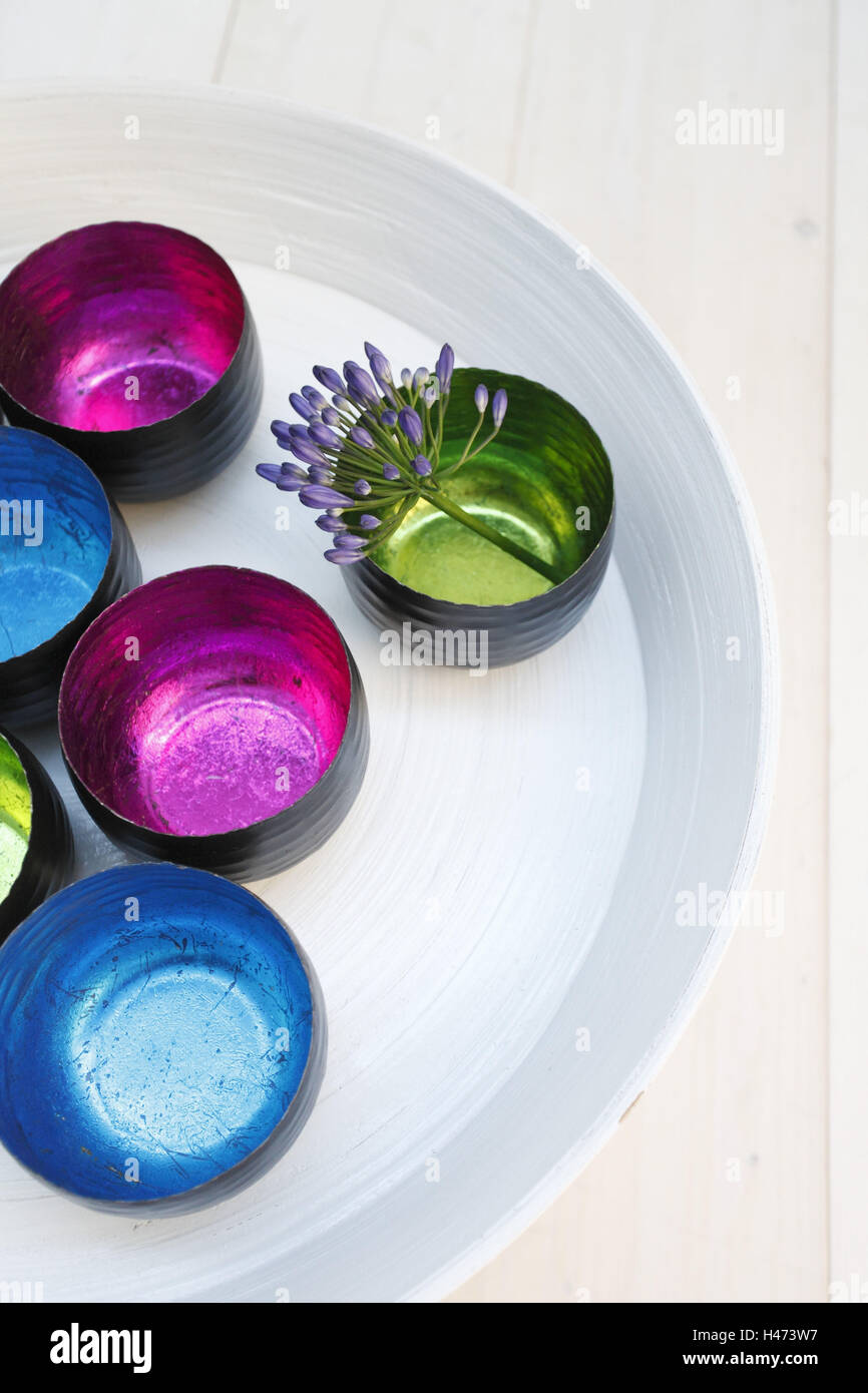 Dished plates, table, brightly Stock Photo - Alamy