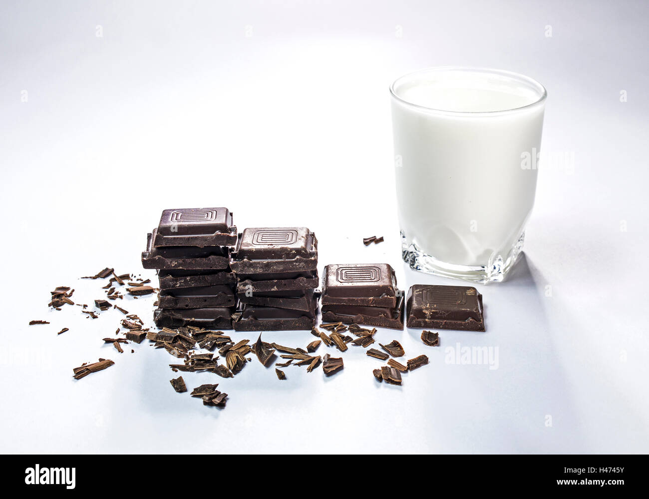 A pile of broken dark chocolate pieces Stock Photo - Alamy