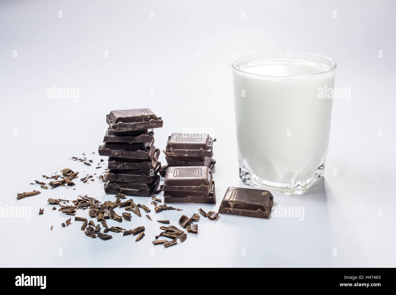 A pile of broken dark chocolate pieces Stock Photo - Alamy