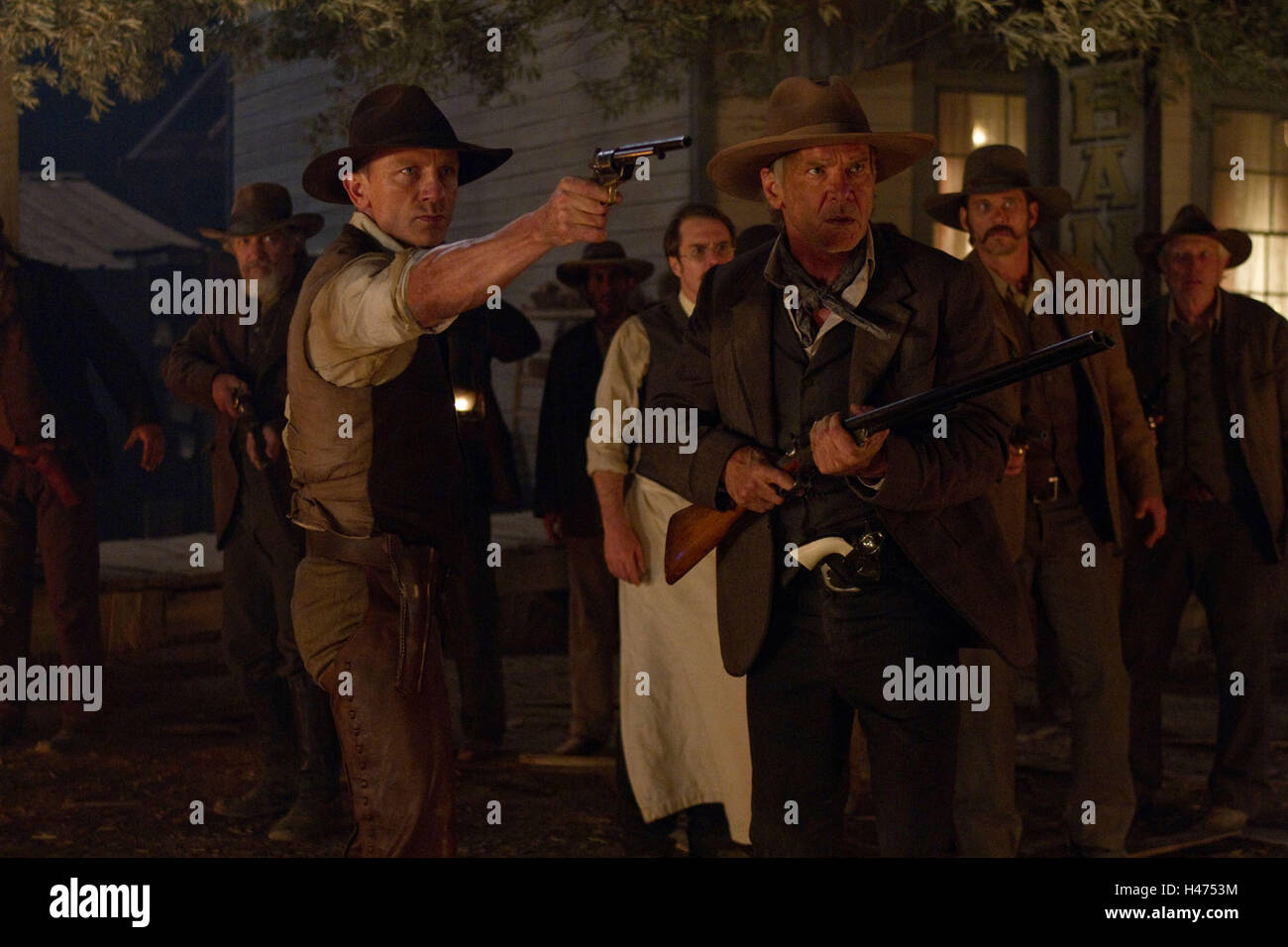 COWBOYS AND ALIENS (2011) DANIEL CRAIG HARRISON FORD JON FAVREAU (DIR ...