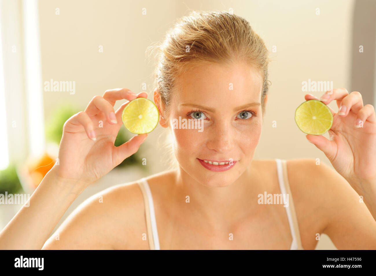 Young woman, slices lemon in the hands Stock Photo - Alamy