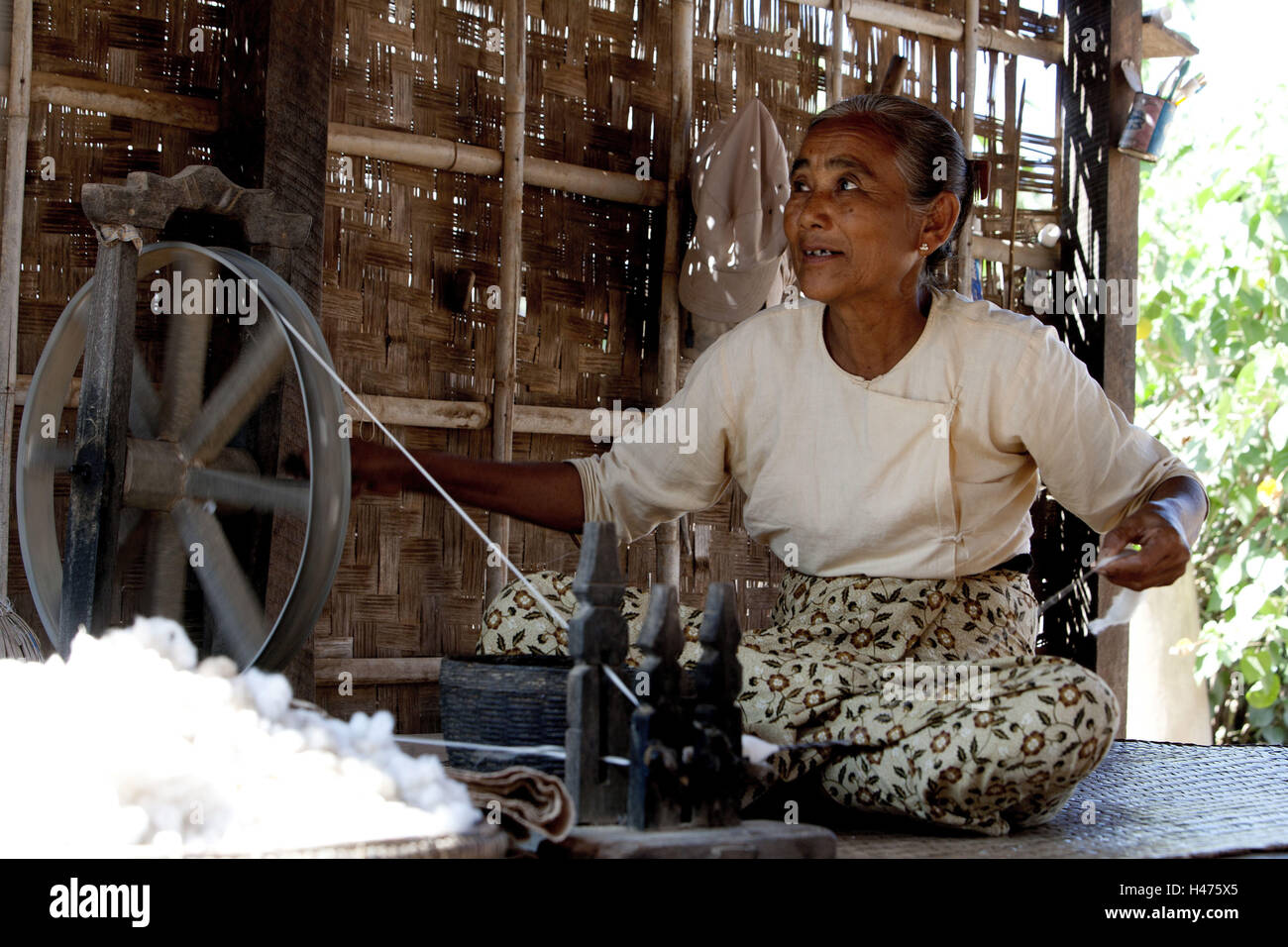 Myanmar, Burmese at the spinning wheel Stock Photo - Alamy