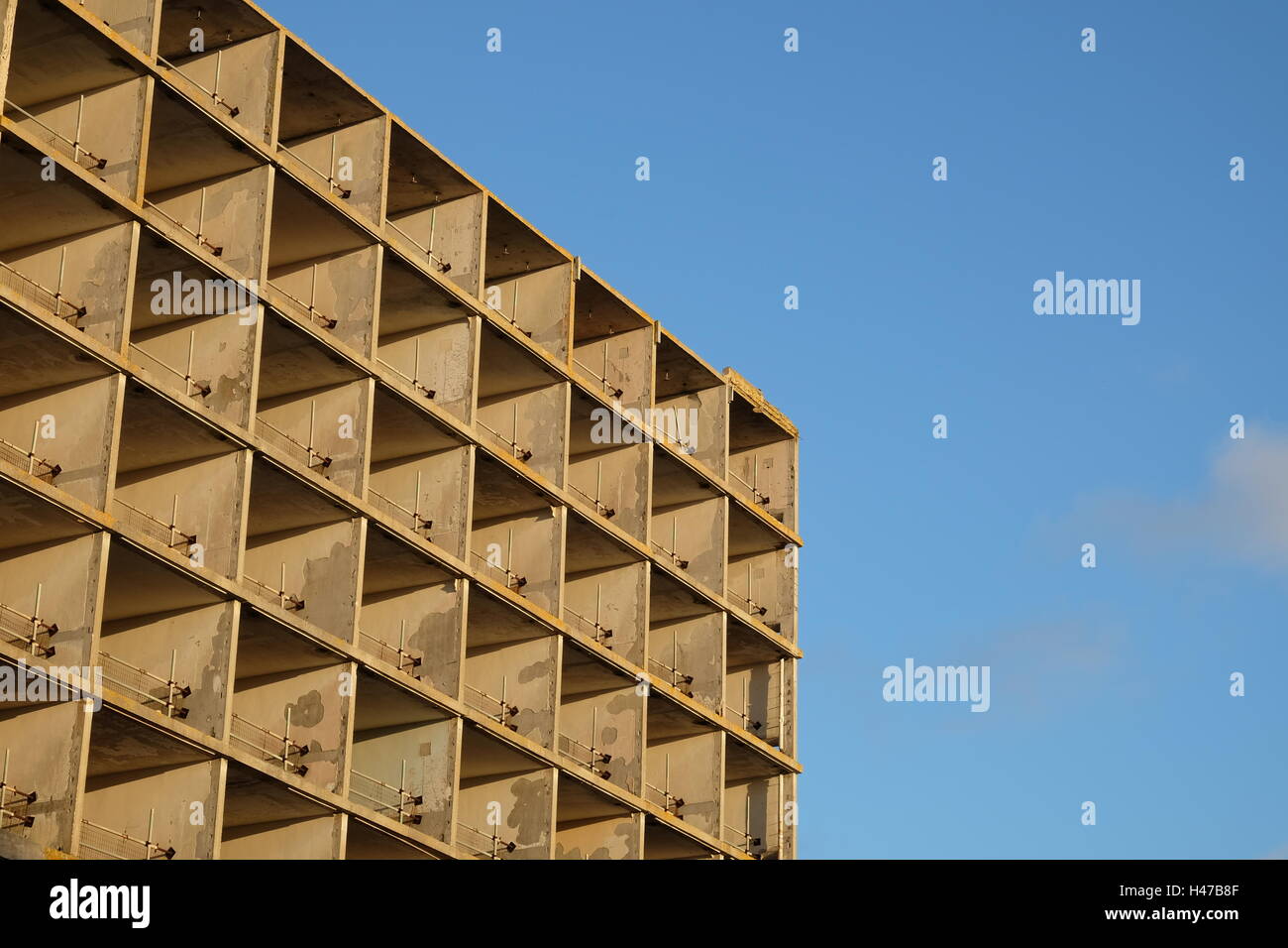 Modern concrete building hi-res stock photography and images - Alamy