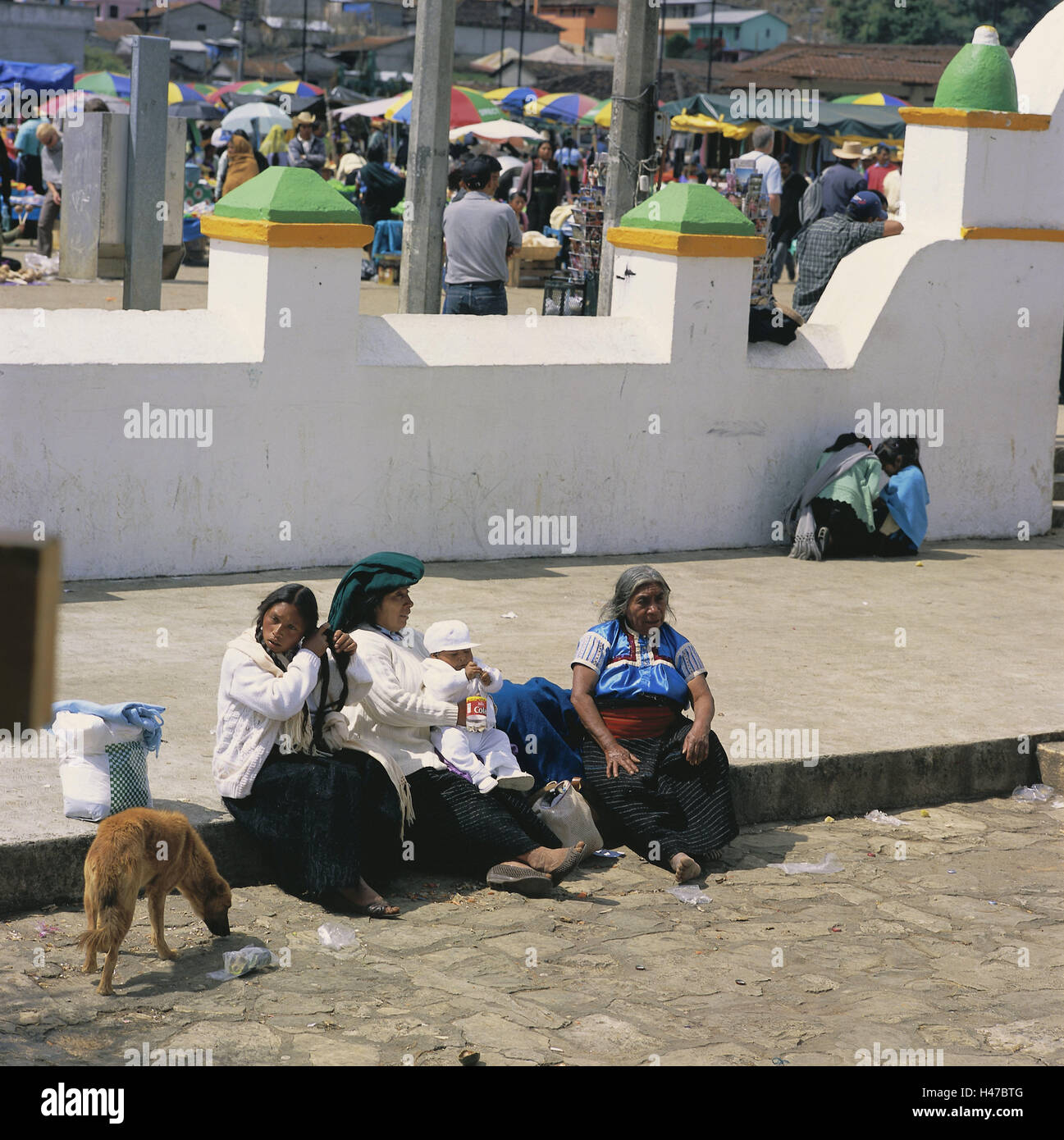 Mexico, Chaipas, Chamula, Totzil, women, baby, kerbs, sit, no model ...