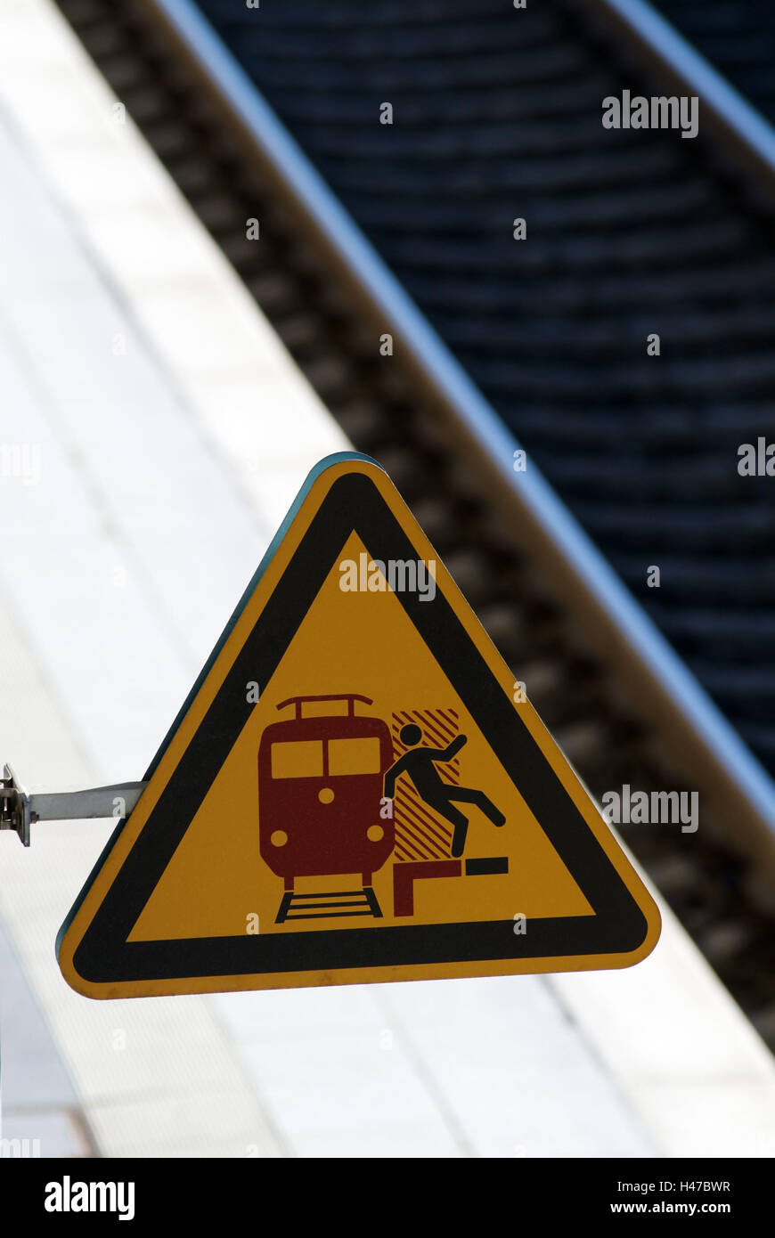 Platform edge, platform, rail, sign, mounting Stock Photo - Alamy