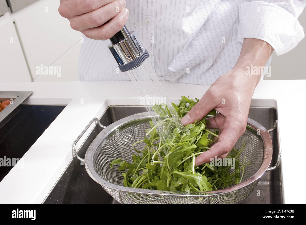 Hands, salad, wash, sieve Stock Photo - Alamy