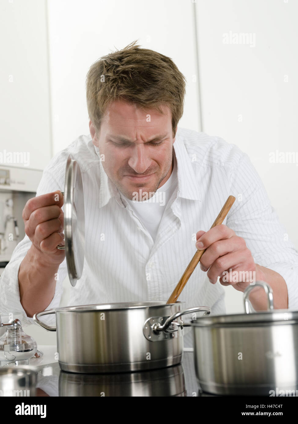Man, young, cook, cuisine, saucepan, dissatisfied Stock Photo - Alamy