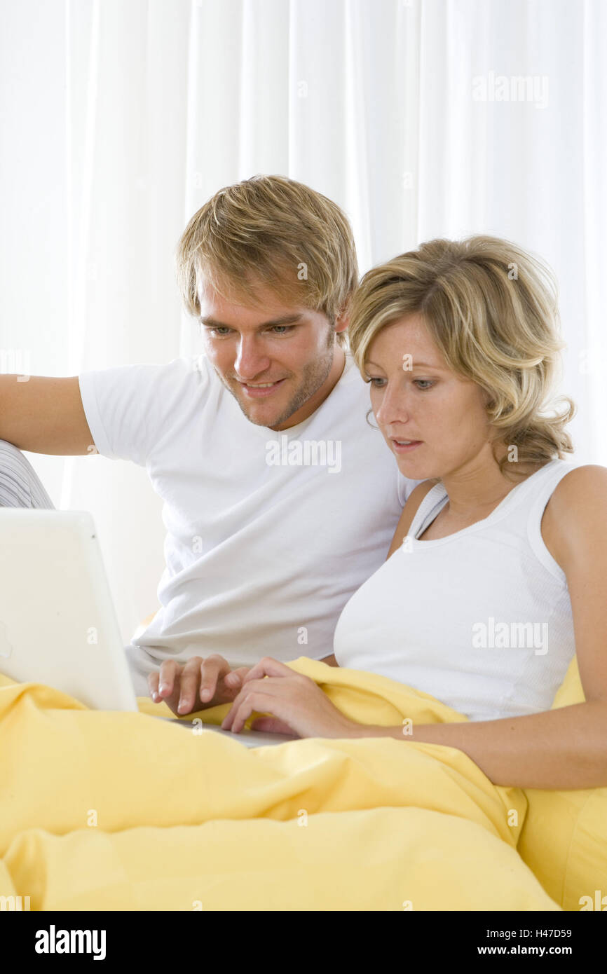 Couple, laptop, bed Stock Photo - Alamy
