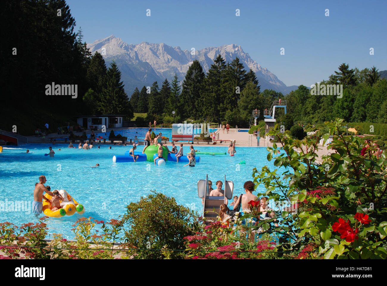 Germany, Upper Bavaria, Farchant, outdoor swimming pool, bathers, South ...