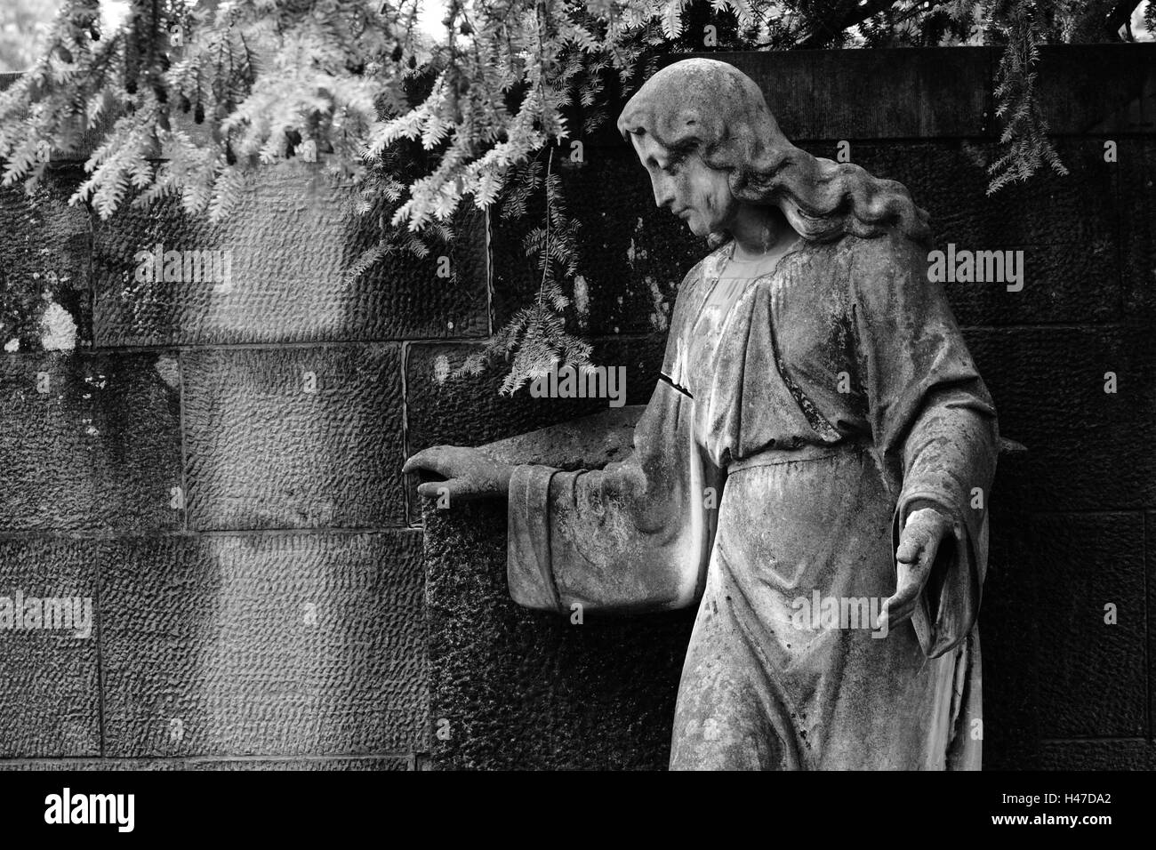 grave yard, grave, statue, female, s/w Stock Photo - Alamy