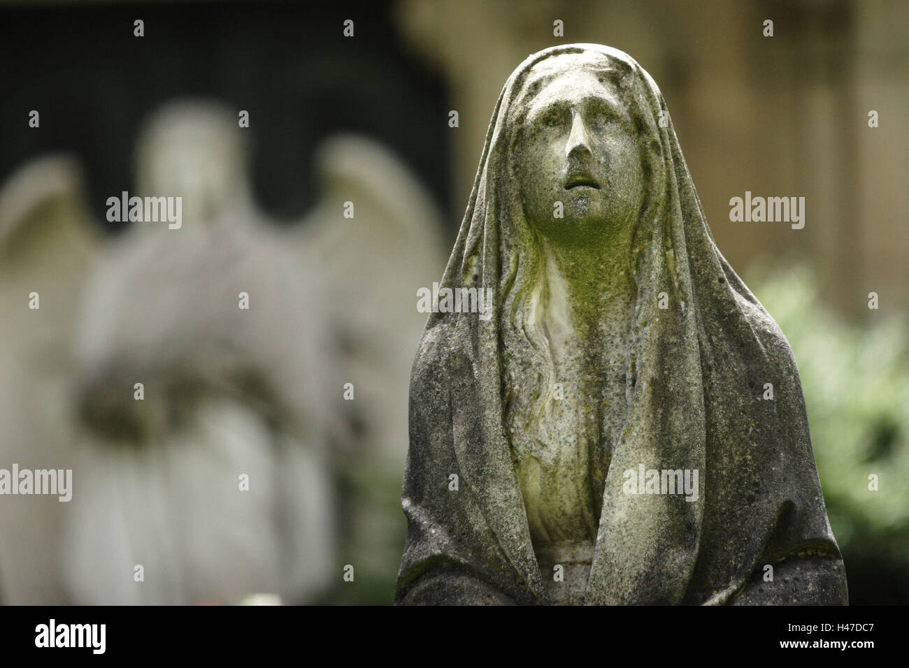 Grave with mourning female figure hi-res stock photography and images ...