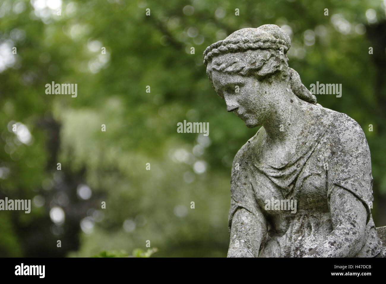 Grave with mourning female figure hi-res stock photography and images ...