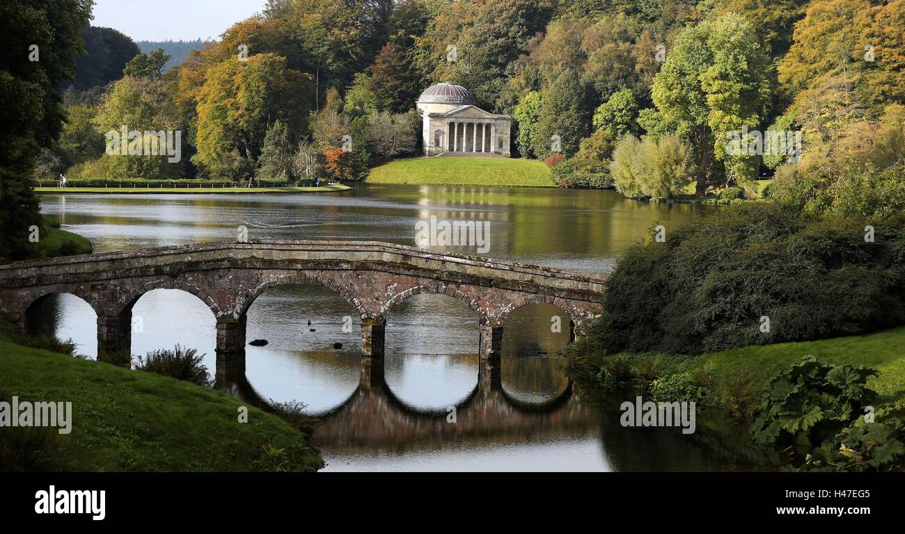 Autumn colours on display stourhead hi-res stock photography and images ...