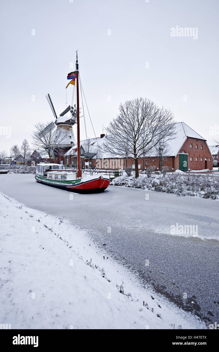 East Friesland, winter mood, Großefehnkanal, boat, windmill Stock Photo ...
