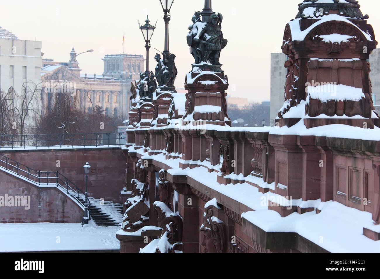 Germany, Berlin, snow-covered Moltke bridge and Reichstag Stock Photo ...