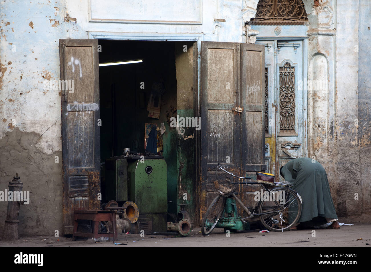 Egyptian garage hi-res stock photography and images - Alamy