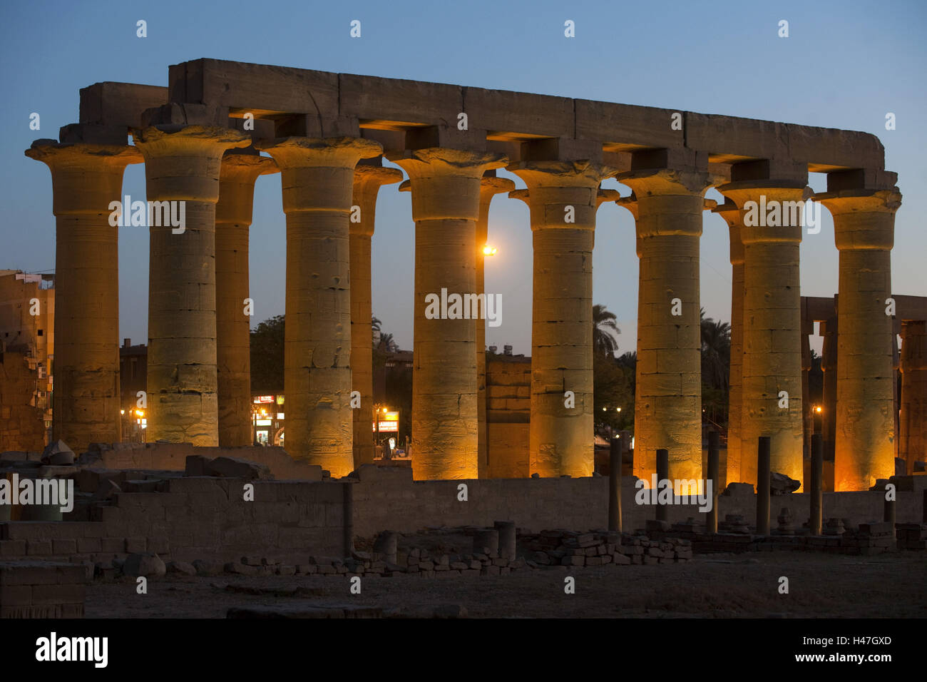 Egypt, Luxor, Luxor temple, pillar colonnade the west Stock Photo - Alamy