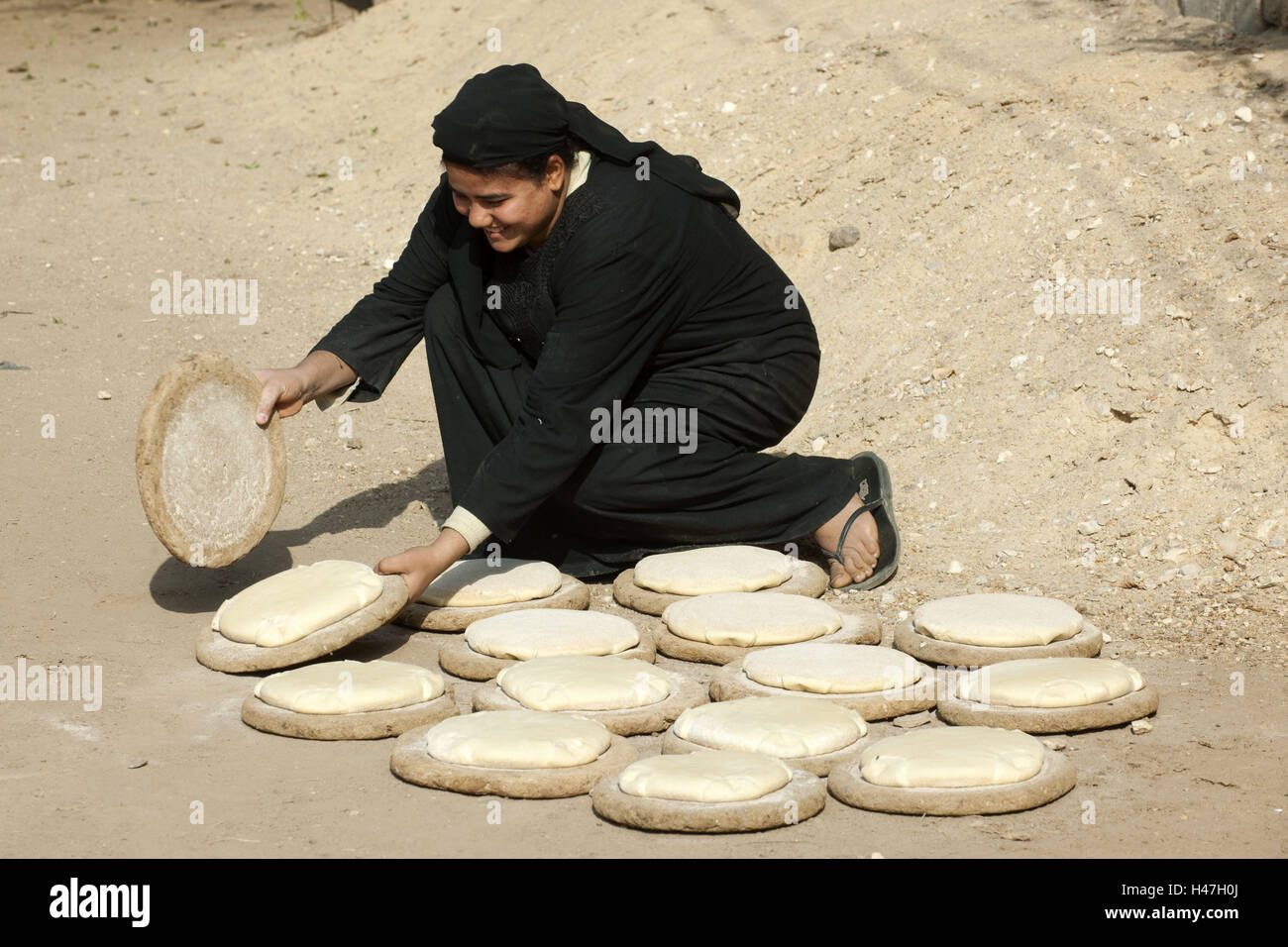 Egypt, woman with the bread shoe in the Coptic village Garagos to the ...