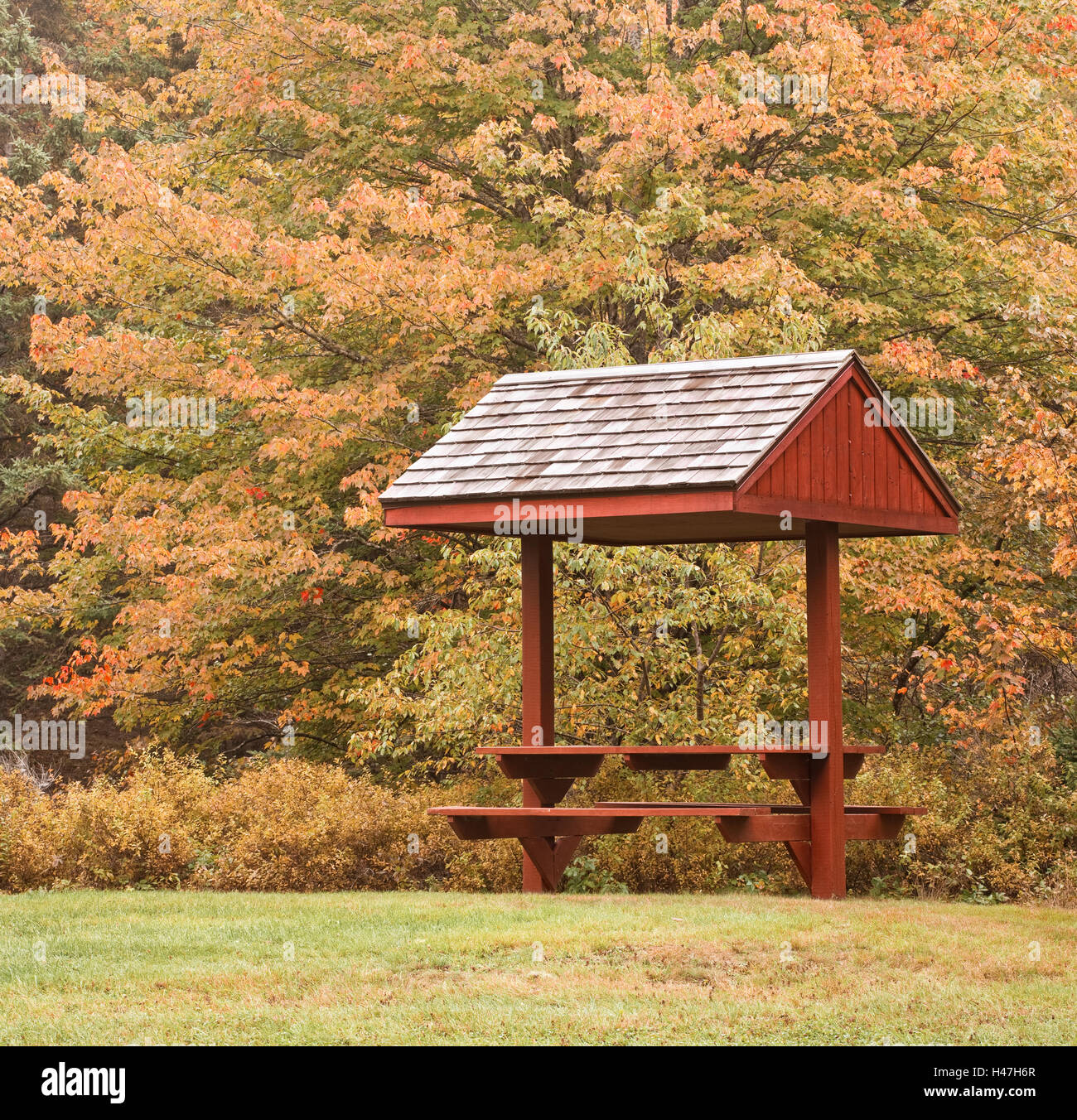 Roof covered picnic table hi-res stock photography and images - Alamy