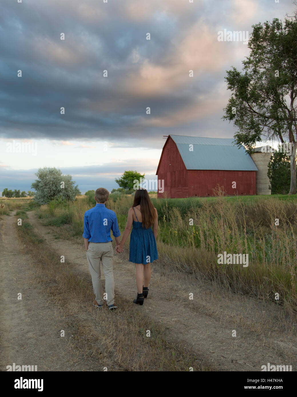 Couple walk down road hi-res stock photography and images - Alamy