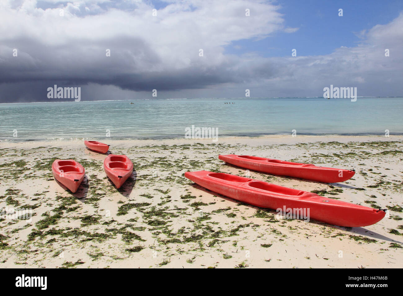 Indian canoes hi-res stock photography and images - Alamy