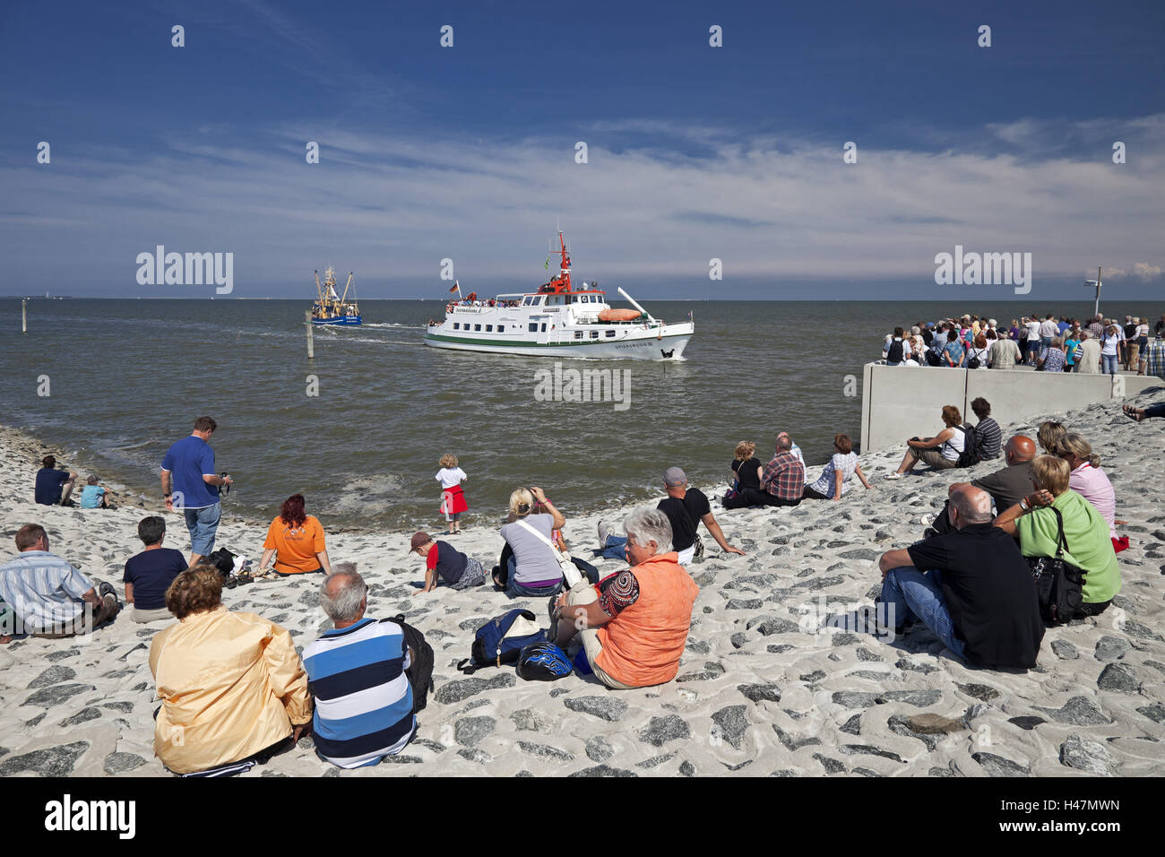 Cutter regatta, spectator in the port entrance of Neuharlingersiel ...