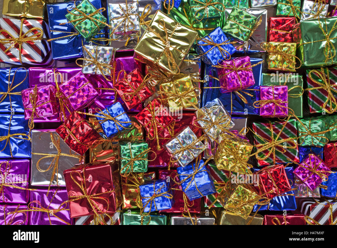 Many packages hi-res stock photography and images - Alamy
