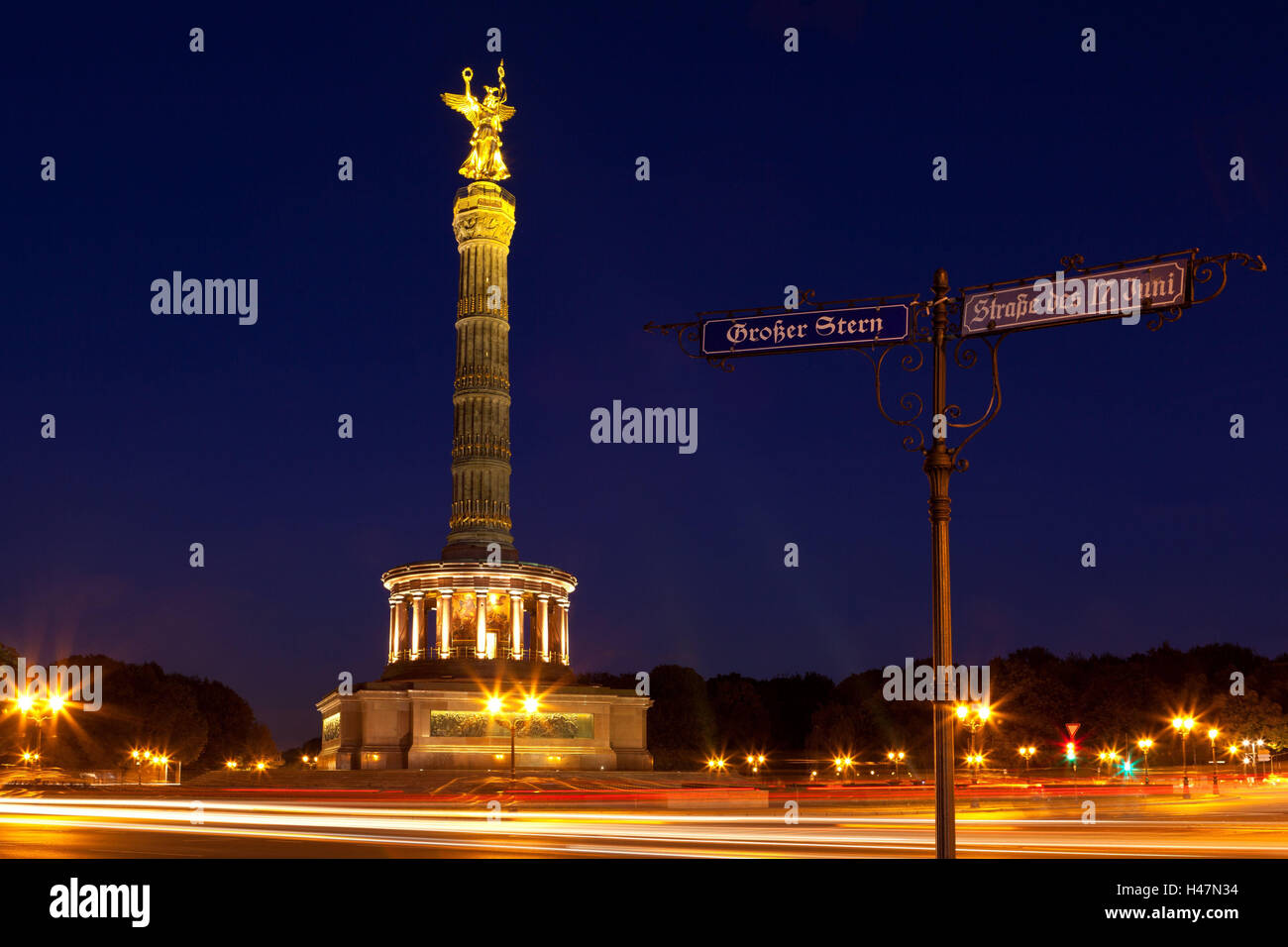 Berlin, festival Lights in 2011, victory pillar, dusk, road signs ...