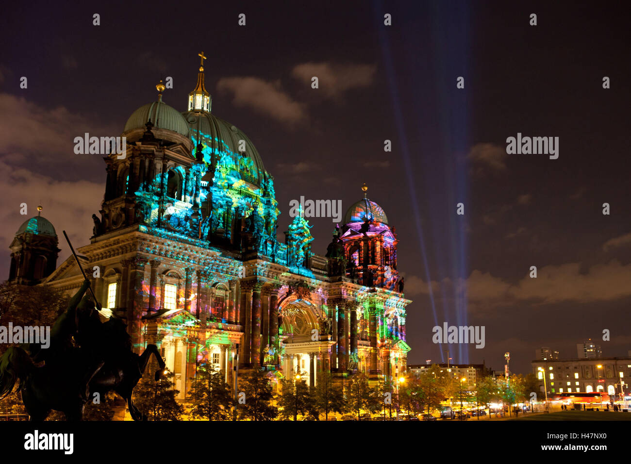 Berlin, Festival of Lights 2011, Berlin Cathedral, laser show, evening ...