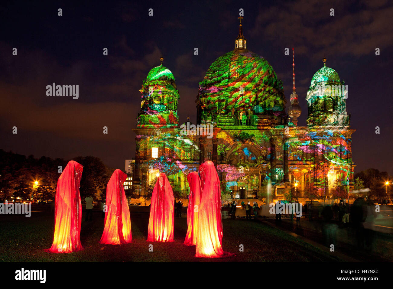 Berlin, Festival of Lights 2011, Berlin Cathedral, figure group, light ...