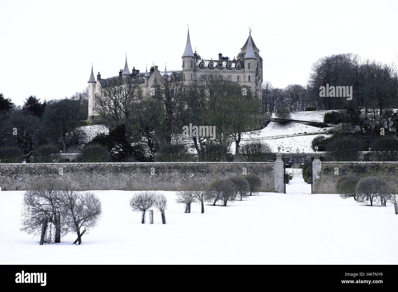 Scotland, highlands, Dunrobin Castle, defensive wall, castle area ...