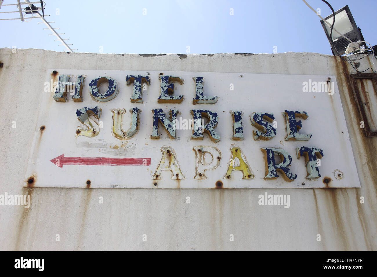 Hotel direction sign hi-res stock photography and images - Alamy