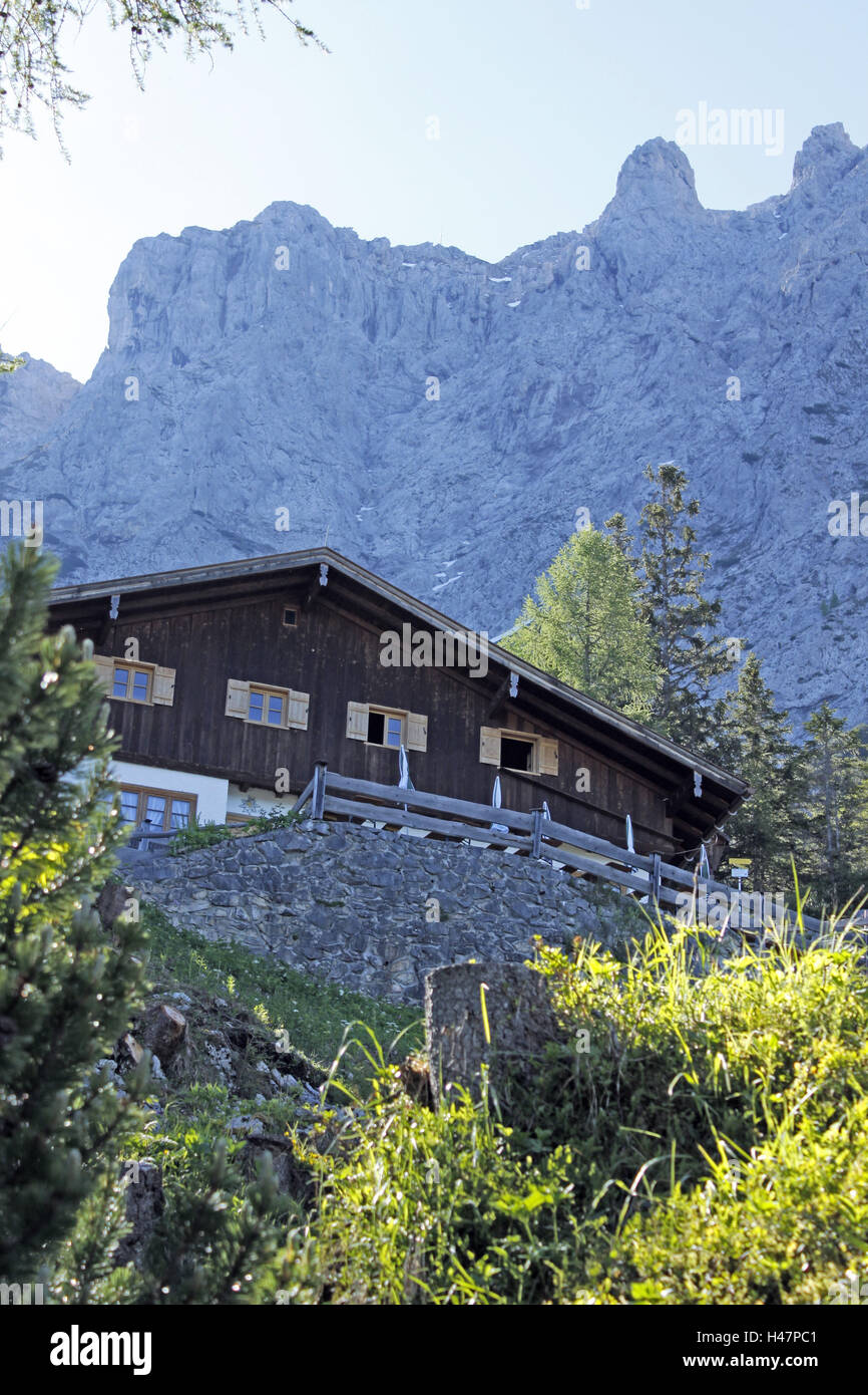 Mittenwalder Hütte (hut) under the Karwendel (mountain range Stock ...